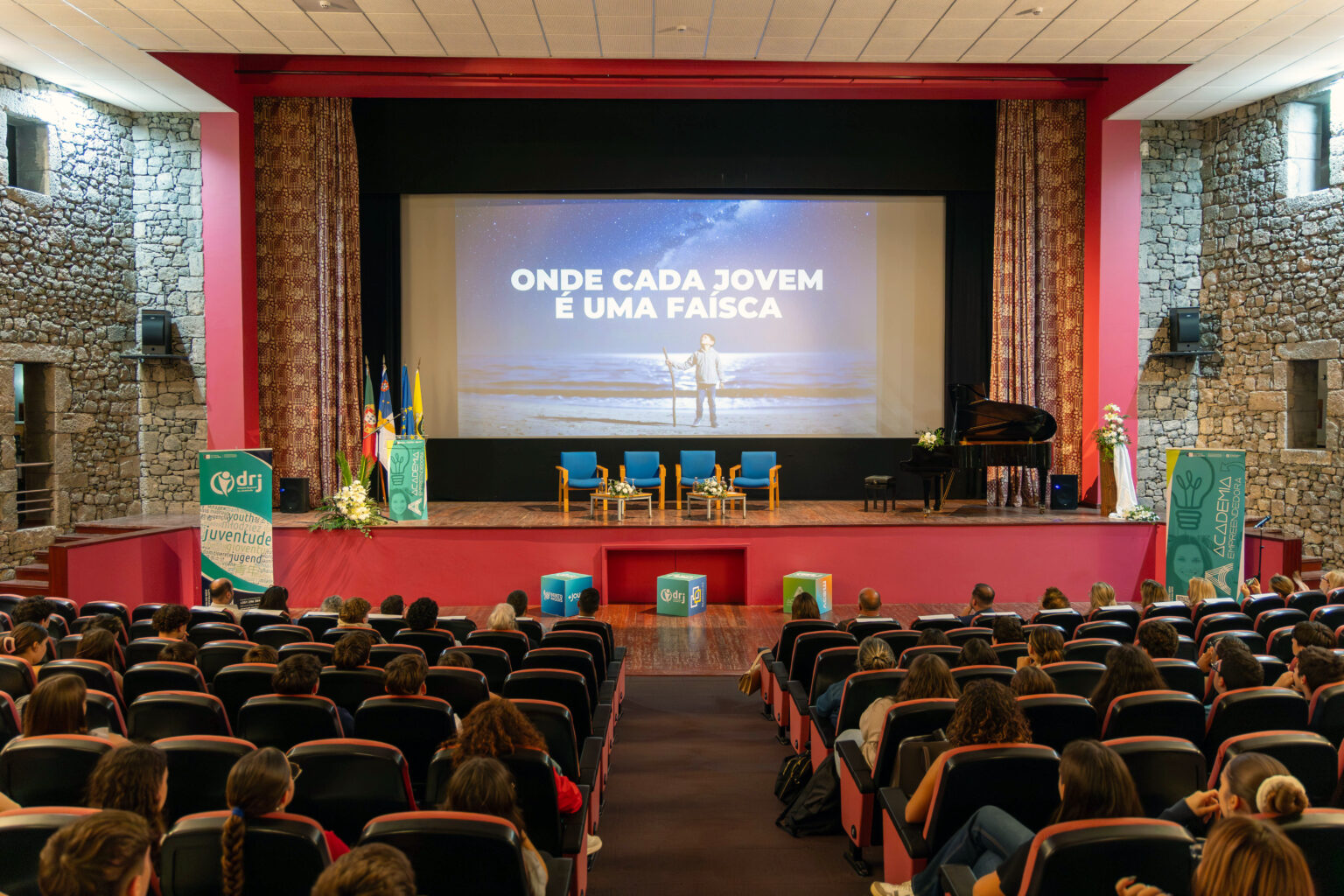 Abertas candidaturas ao Estagiar L, T e + | DRQPE